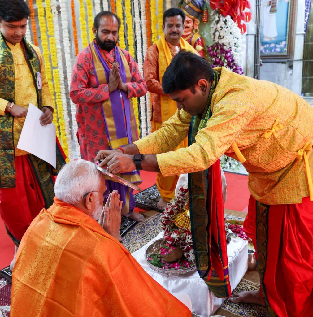 PM visits Gujarat's Dwarkadhish Temple - Observer Voice