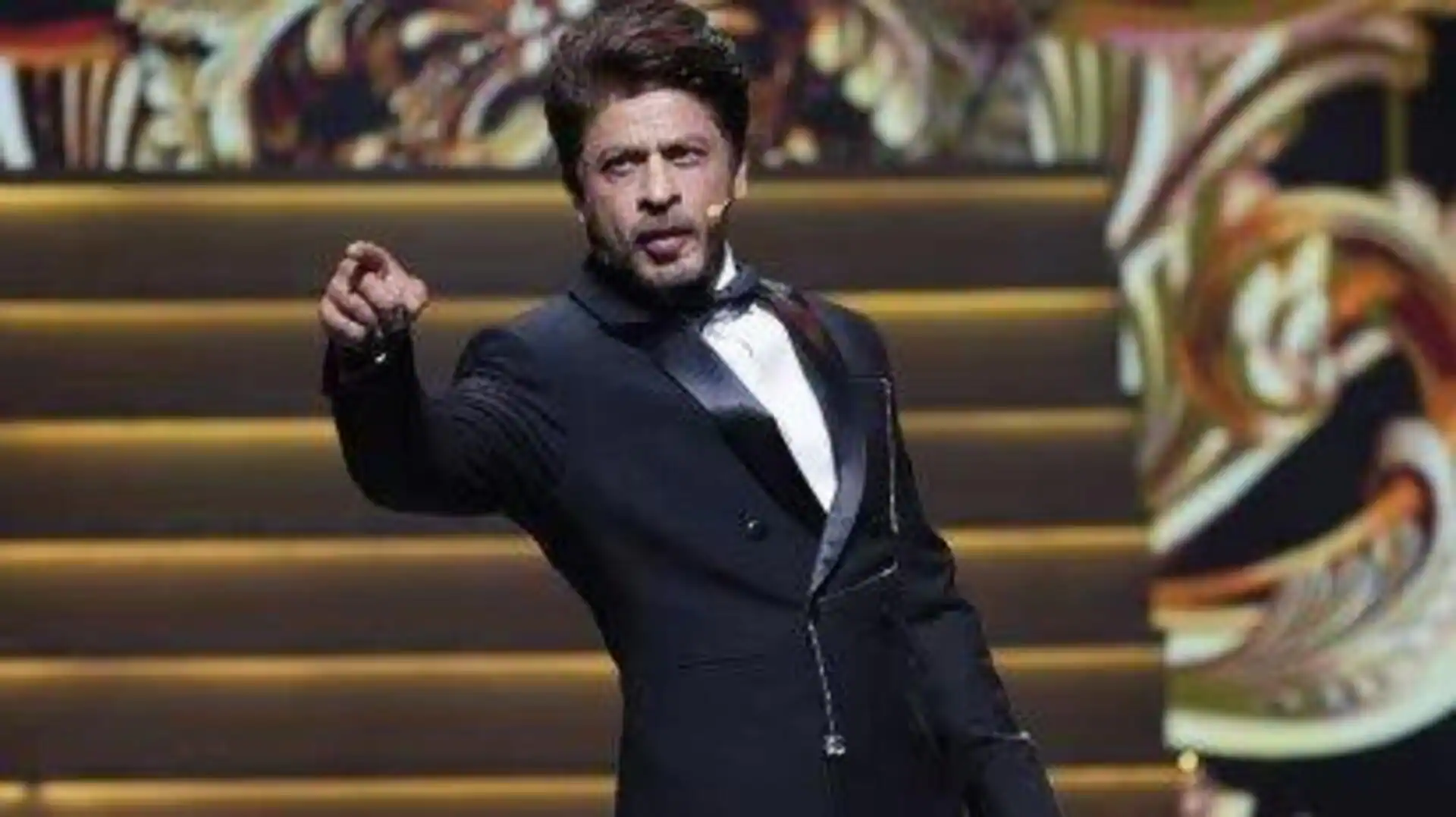 Shah Rukh Khan Returns as Host for the 70th Filmfare Awards After 17 ...