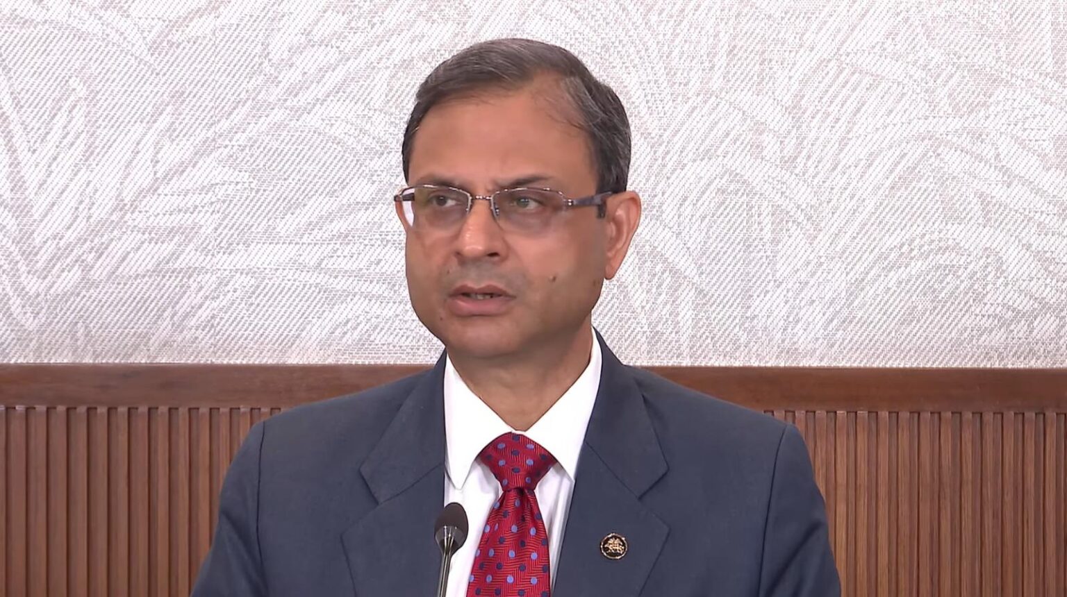 RBI Governor Sanjay Malhotra Discusses Minimal Impact of Trump Tariffs ...